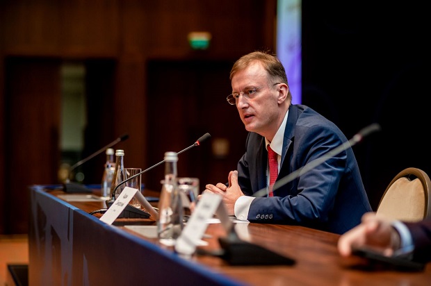 Enkorr: Свіжий погляд на енергетику - Новини - Petroleum & LPG Ukraine 2024: Адам Сікорський про ...