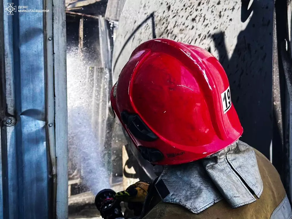 Enkorr: Свіжий погляд на енергетику - Новини - Генератор спричинив пожежу на АЗС у Миколаєві (фото)